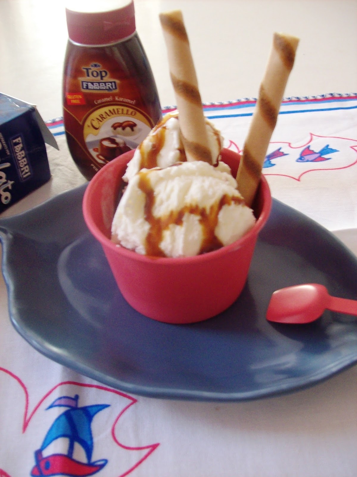 Gustorie: Gelato al fiordilatte con topping al caramello Fabbri