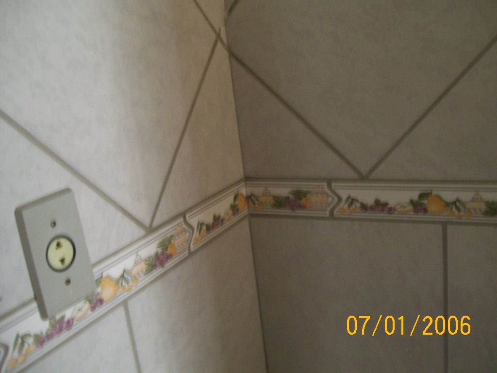 Neves & Garcia Acabamentos: parede com faixa decorativa e azulejo (cozinha)