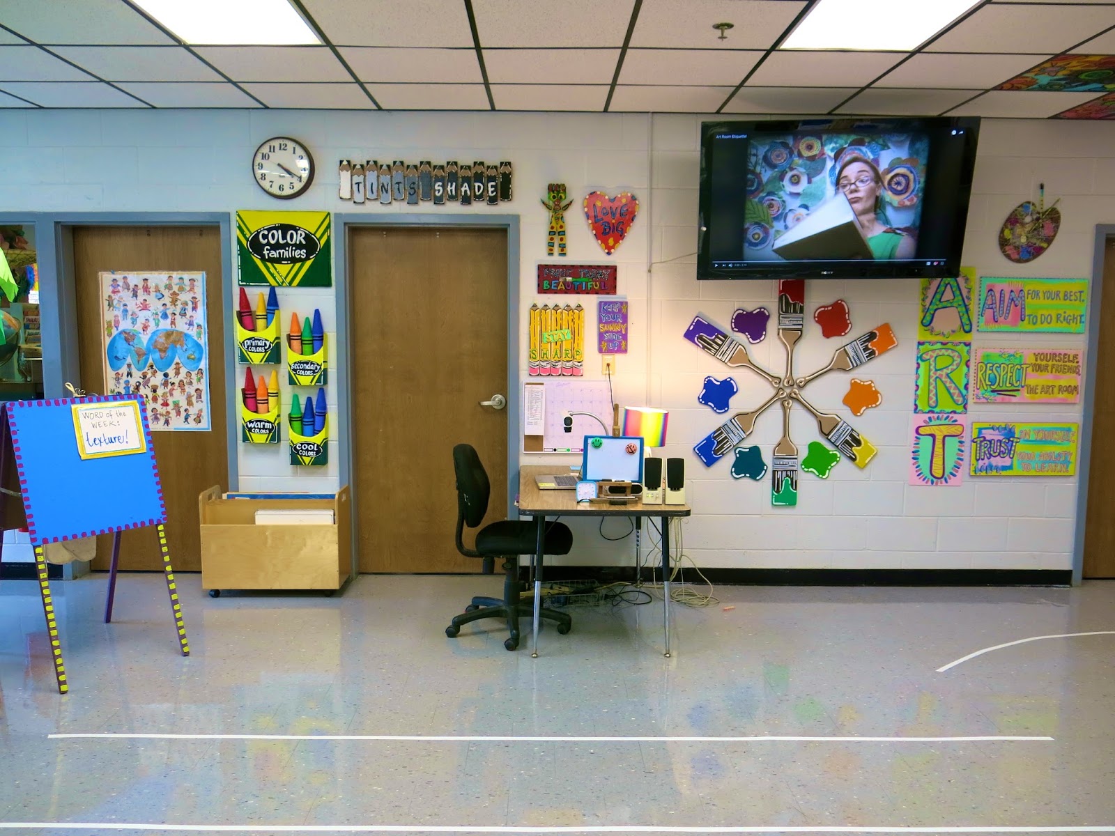 Cassie Stephens: In the Art Room: Art Room Decor