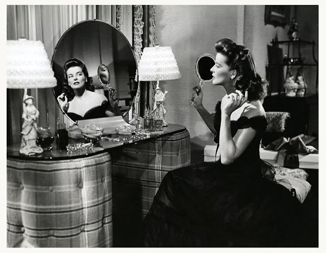 45 Glamorous Photos Capture Classic Beauties In Front of the Mirrors ...