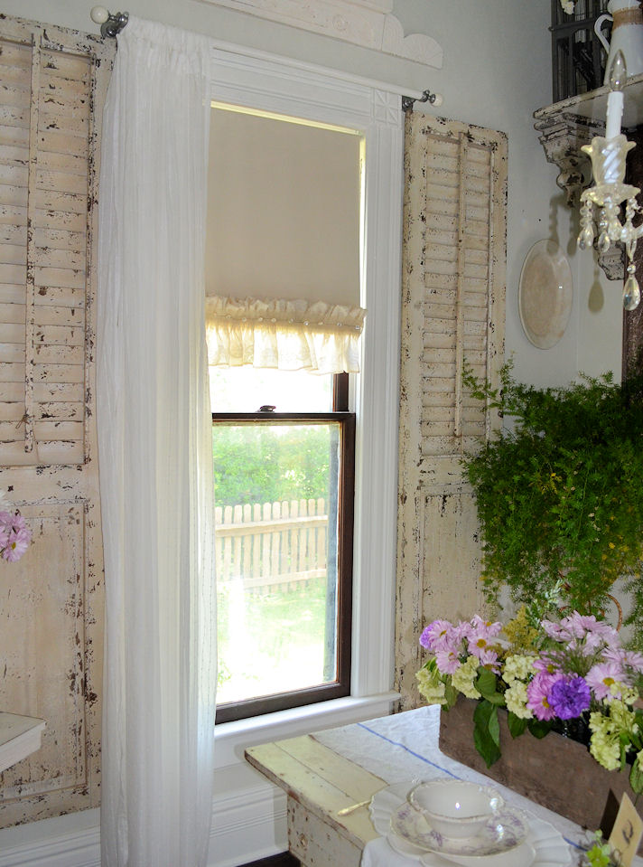 LaurieAnna's Vintage Home: DIY Ruffled Roller Shades