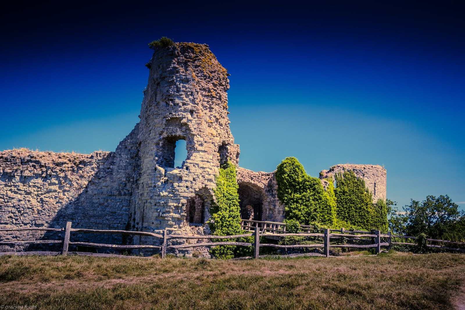 Enjoy your time with beautiful places: Pevensey Castle