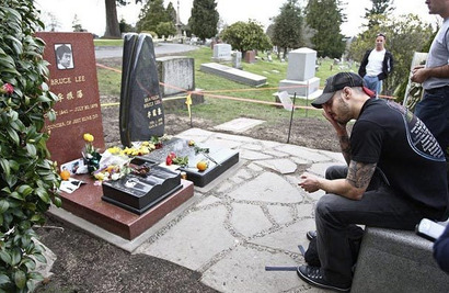 Visiting the Bruce Lee Grave ~ In CelebrityIn celerity