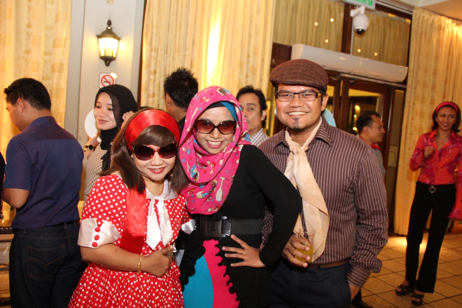 Mirror mirror on the wall... Who's the beautiful of the all...: Majlis ...