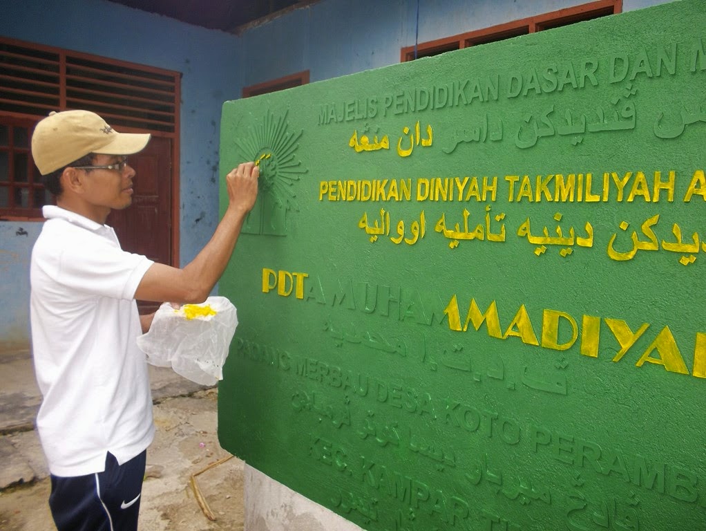Pembuatan Plang Merek Timbul dengan Semen - Penulis Kaligrafi