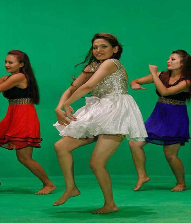 Singer Indira Joshi Shows her sexy figure in video - Nepal Hit