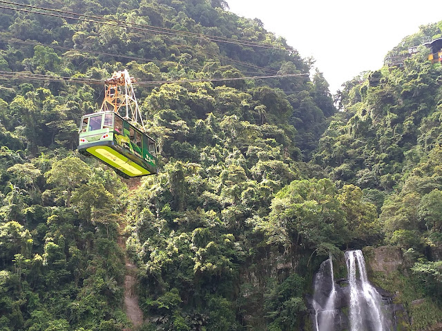 Wulai Waterfall and Cable Car 烏來瀑布和空中纜車