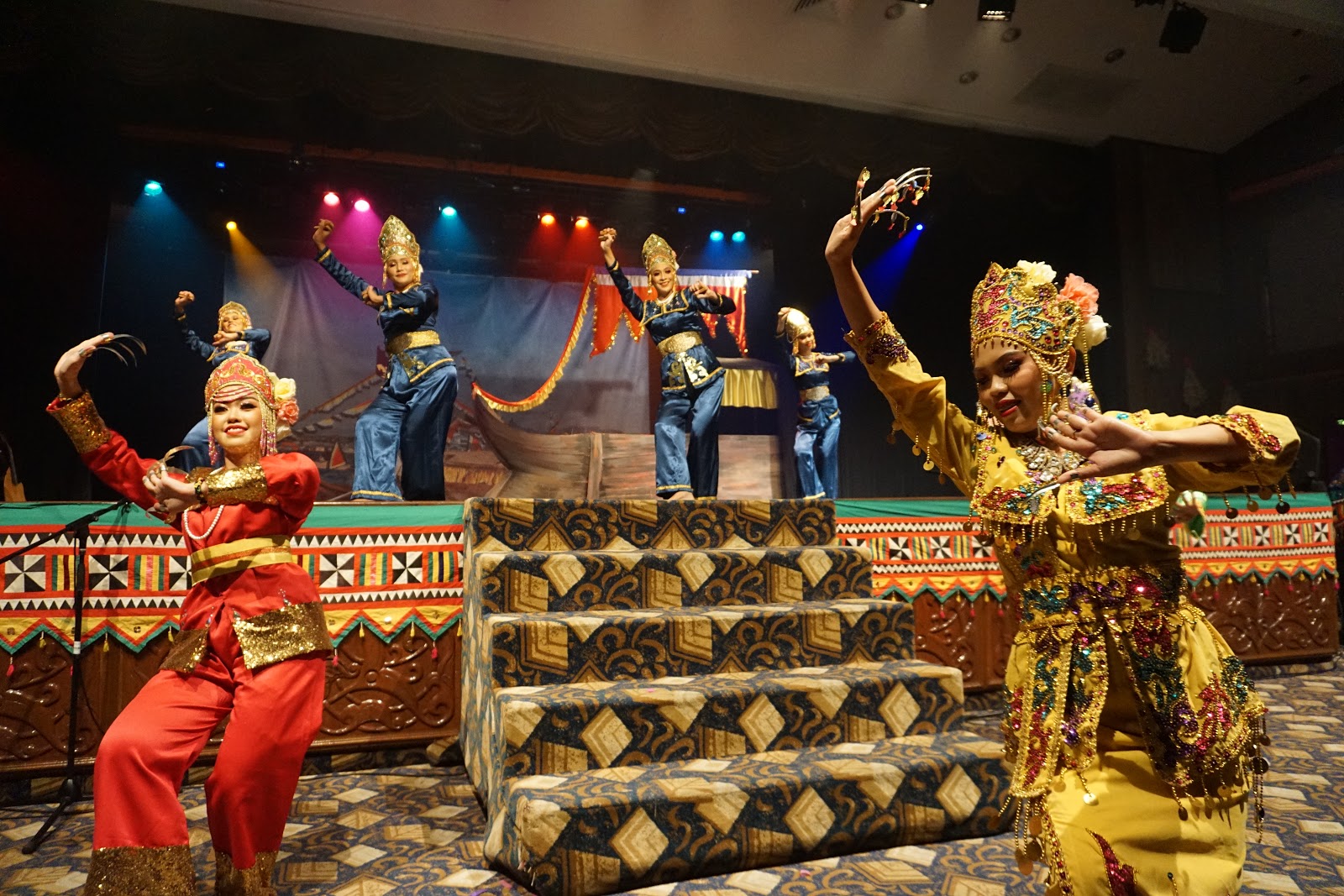 PERSEMBAHAN TARIAN ETNIK SABAH TITIK MENGALAI SEMPENA PANGGUNG SENI ...