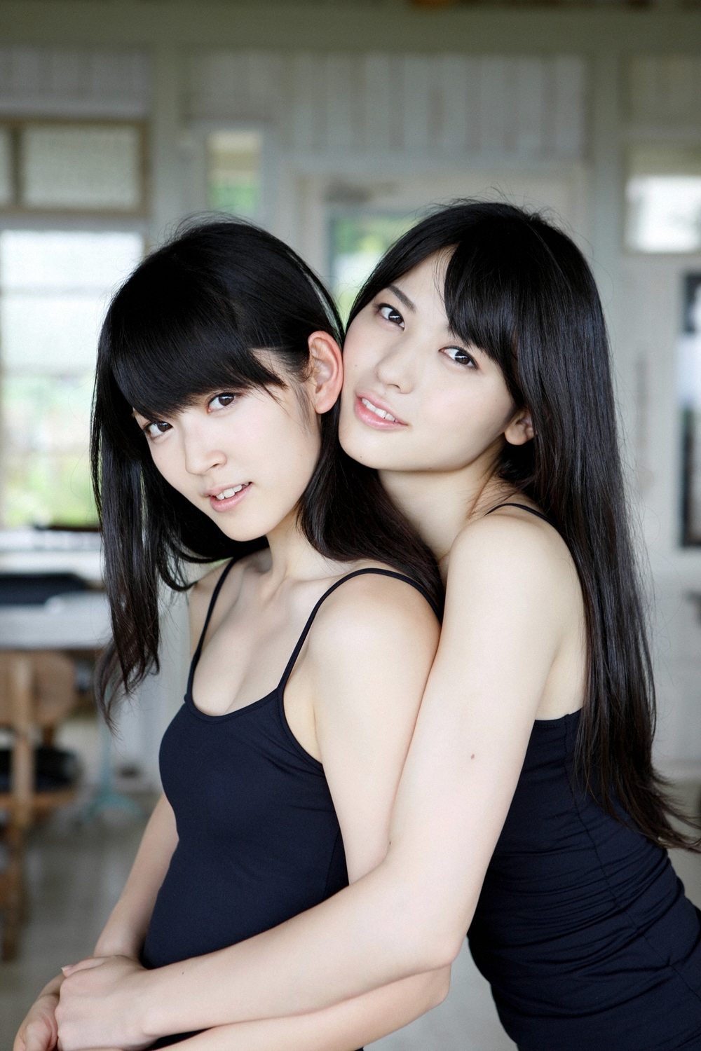 Nao Kanzaki and a few friends: Airi Suzuki and Maimi Yajima: YS Web #519 scans part one