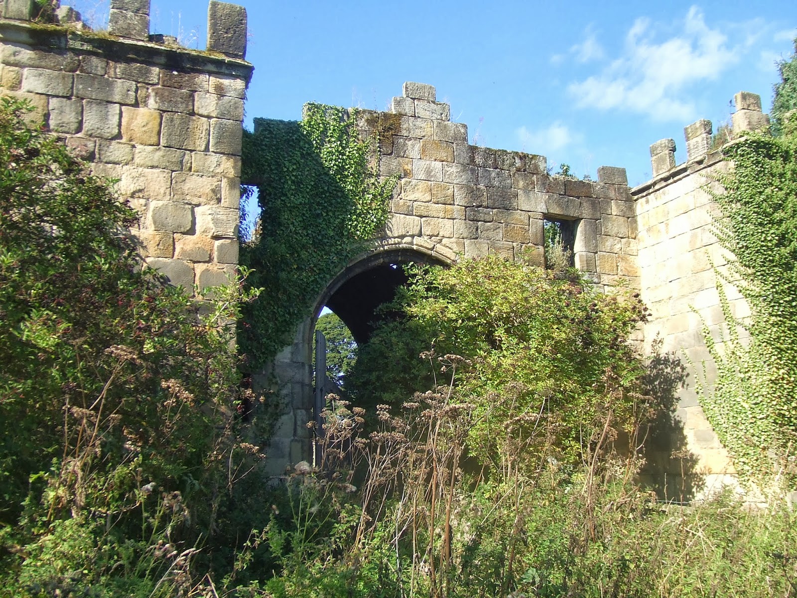 Wandering Ash: W/C 21st September 2013 - Codnor Castle & Wingfield Manor