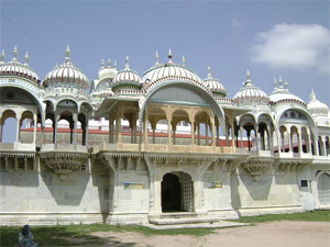 Badnore Fort: Fort is 70 km from Bhilwara on the Bhilwara Asind road.
