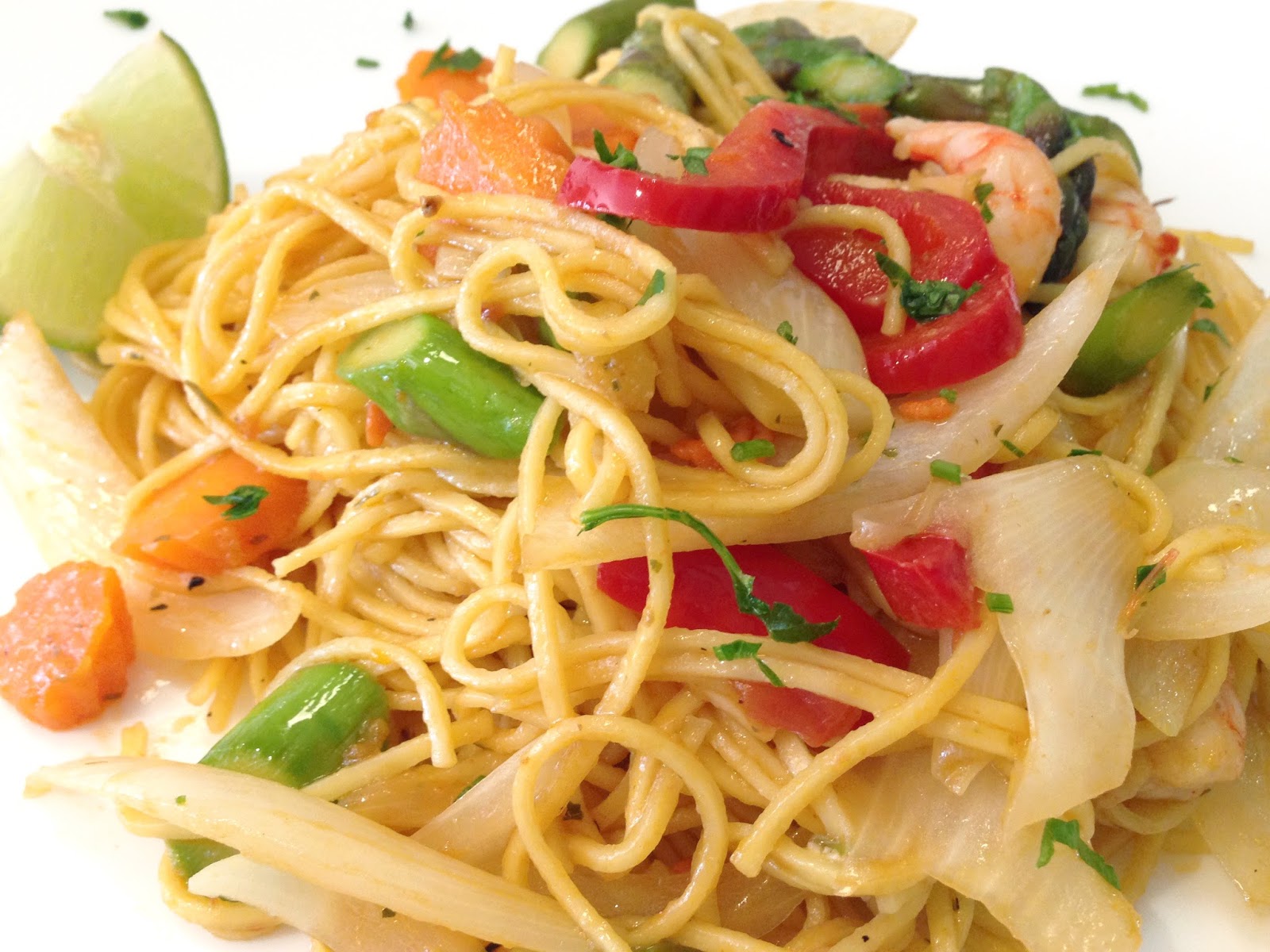 FIDEOS DE HUEVO SALTEADOS CON VERDURAS Y GAMBAS / CUCHARA, CUCHILLO ...