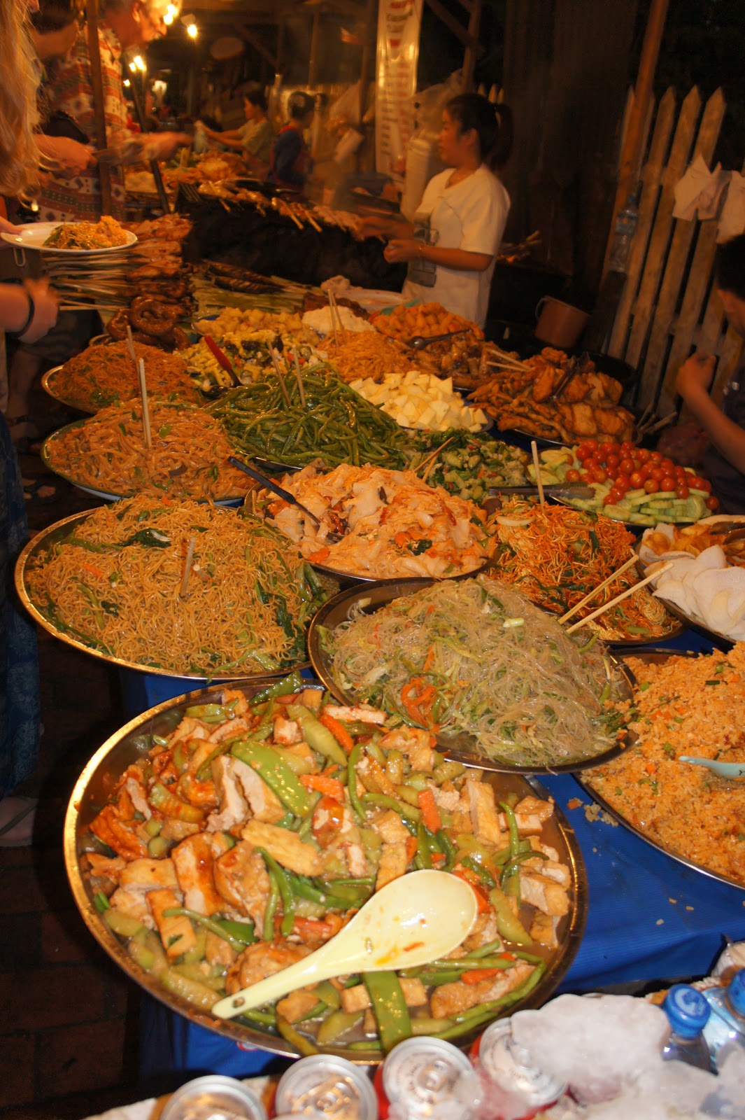 LES POULETTES VOYAGENT: night market, buffet avec grillade