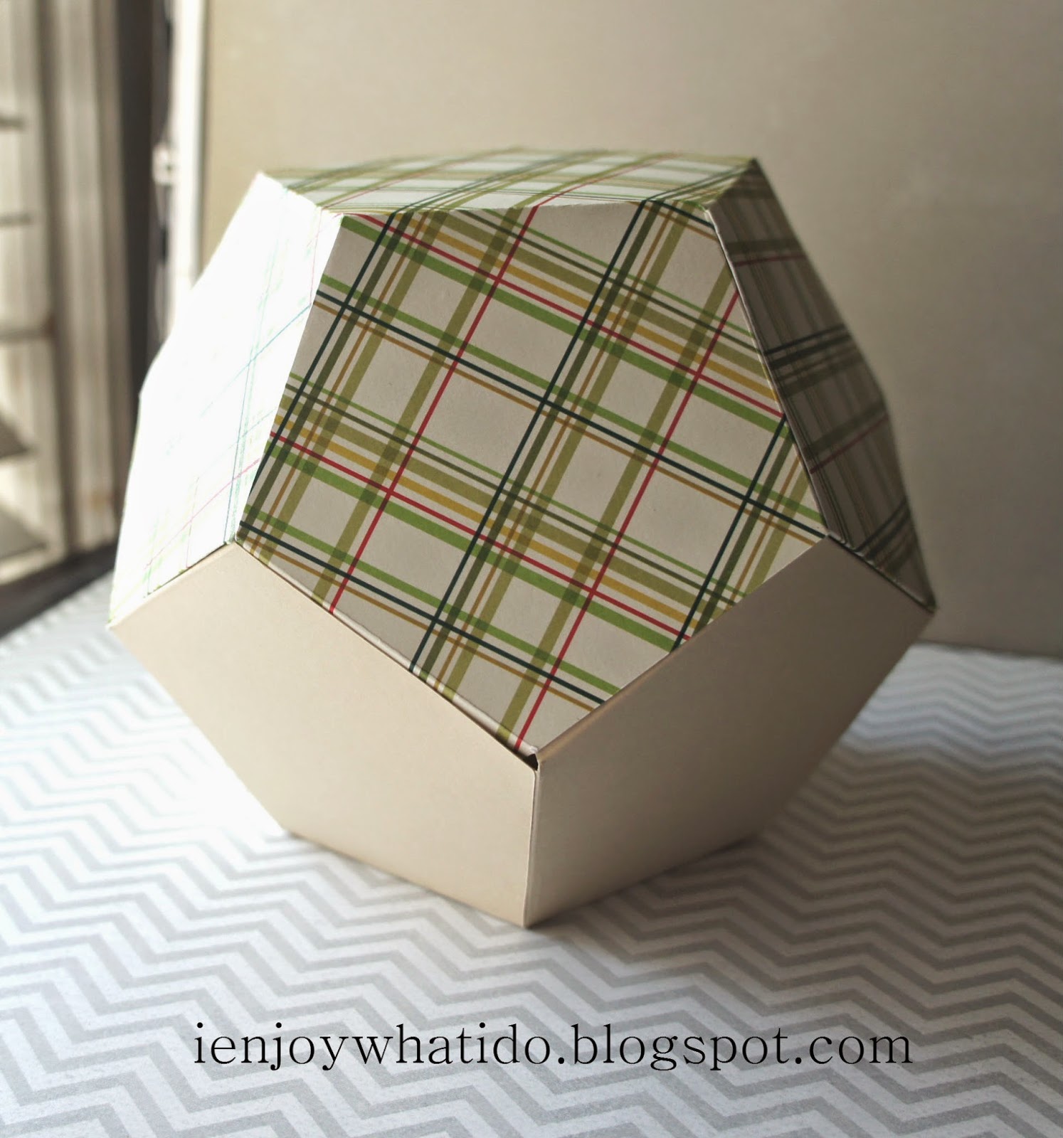 Maria Giselle's Creative Cuts: Geometric Crystal Gift Box