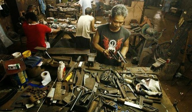 Foto Cara Pengrajin Membuat Senjata Api Rakitan