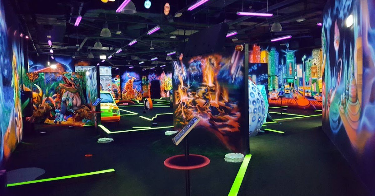 The Ham and Egger Files: Time Machine Minigolf in Warsaw, Poland