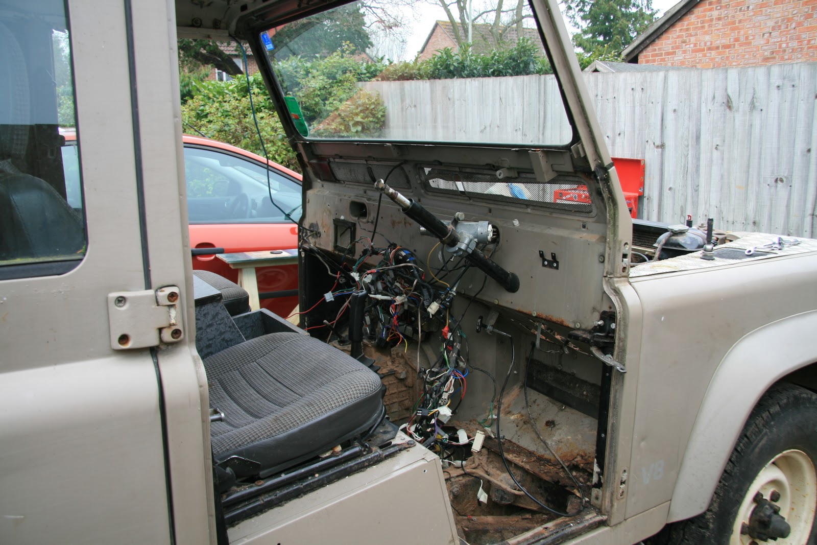 Defender 110 3.5L V8 1991: Start of the Bulkhead Swap