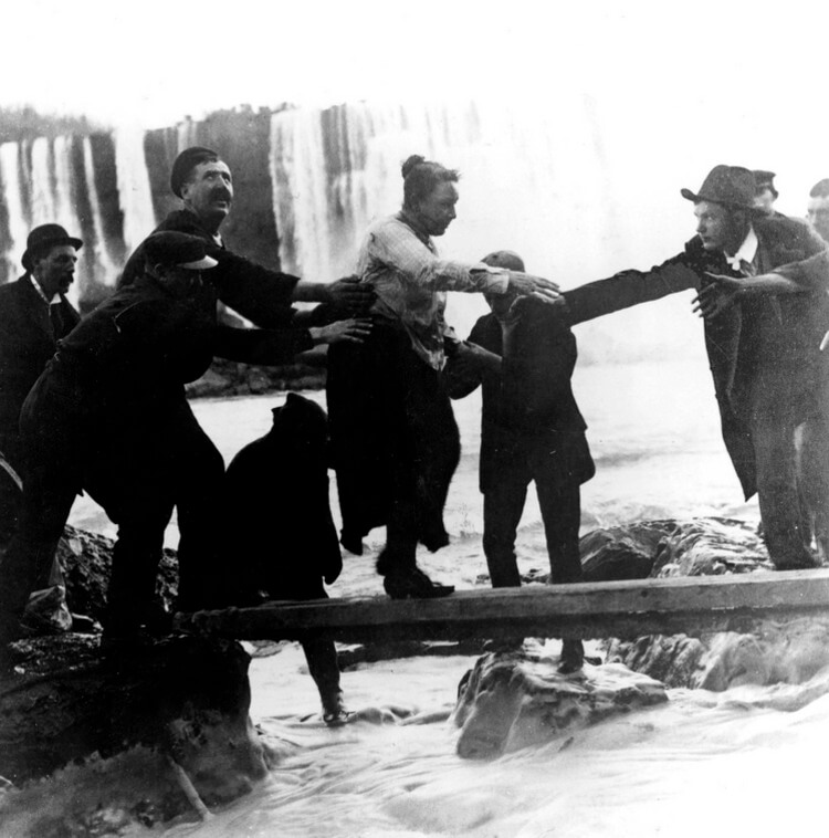 Annie Edson Taylor the First Person to Survive Trip over Niagara Falls ...