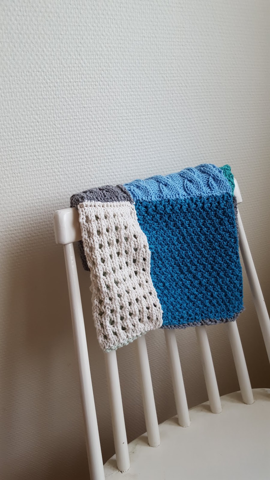 Neulottu vauvanpeitto - Pientä kivaa