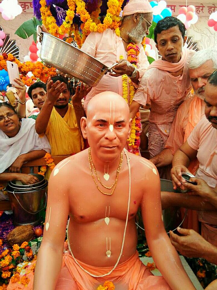 ¡Srimati Radharani Ki Jay!: Fotoreportaje de la instalación del Pushpa ...