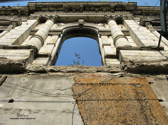 Photographis: House With no Door - Life for Sale