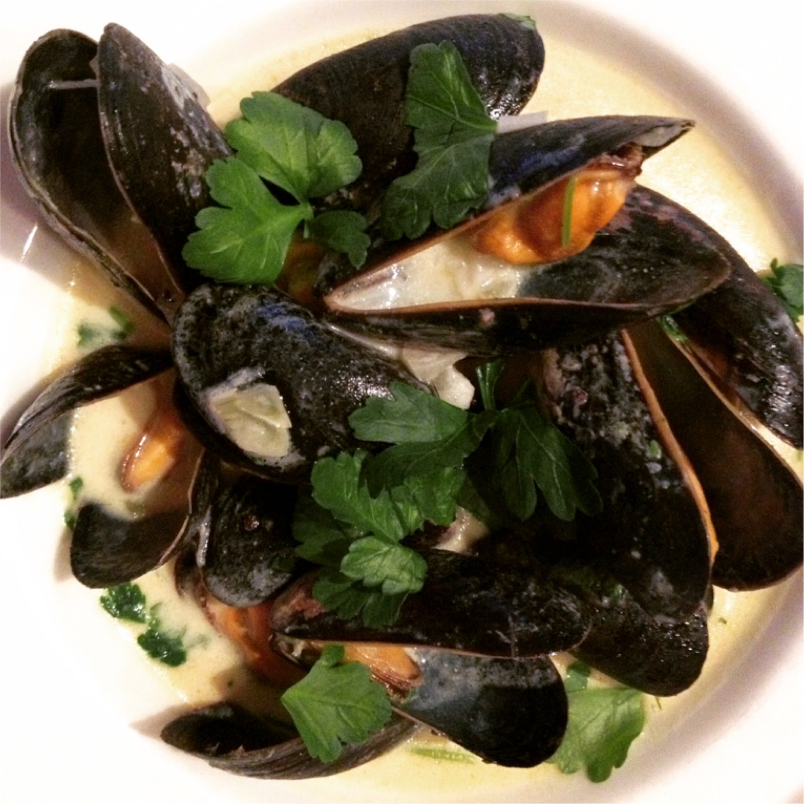 Country & Rustic: Moules à la Crème et Dijon...