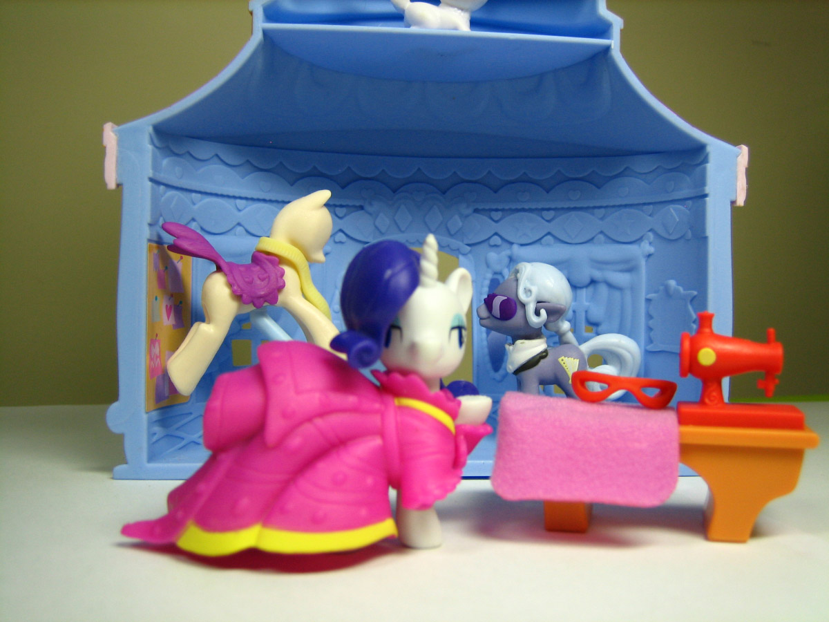 A Closer Look at the Carousel Boutique and Runway Fashions Figures ...