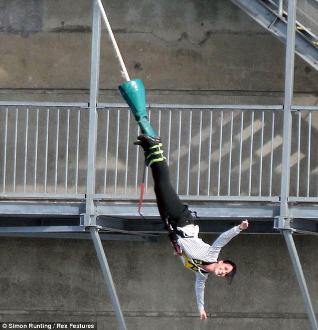 Katy Perry: KATY PERRY HACIENDO BUNGEE JUMPING