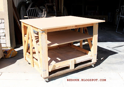 Build a DIY Workbench from a Wood Pallet!
