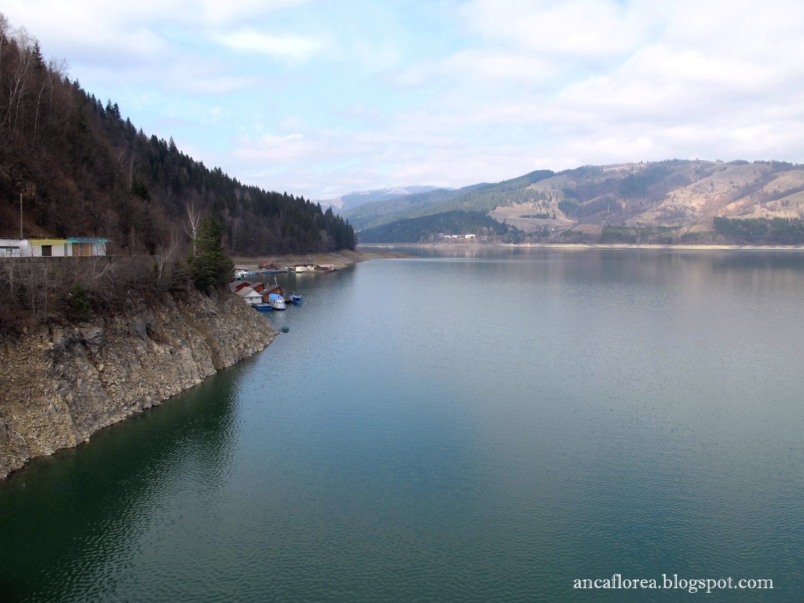 destinatiidevacanta.blogspot.com: Lacul de acumulare Izvorul Muntelui ...