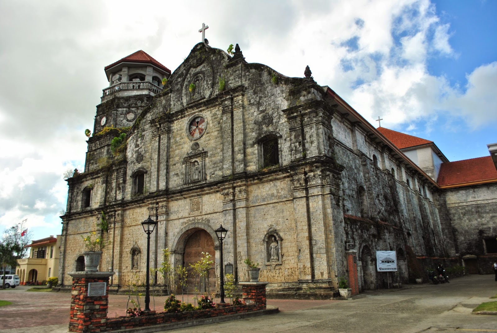 Backpacking Pilipinas: Panay’s “dakong lingganay”: the biggest church ...