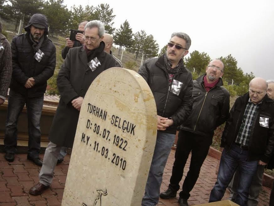 Turhan Selçuk mezarı başında anıldı!.. - CEMRESETAY MEDYA - GÜNCEL ...
