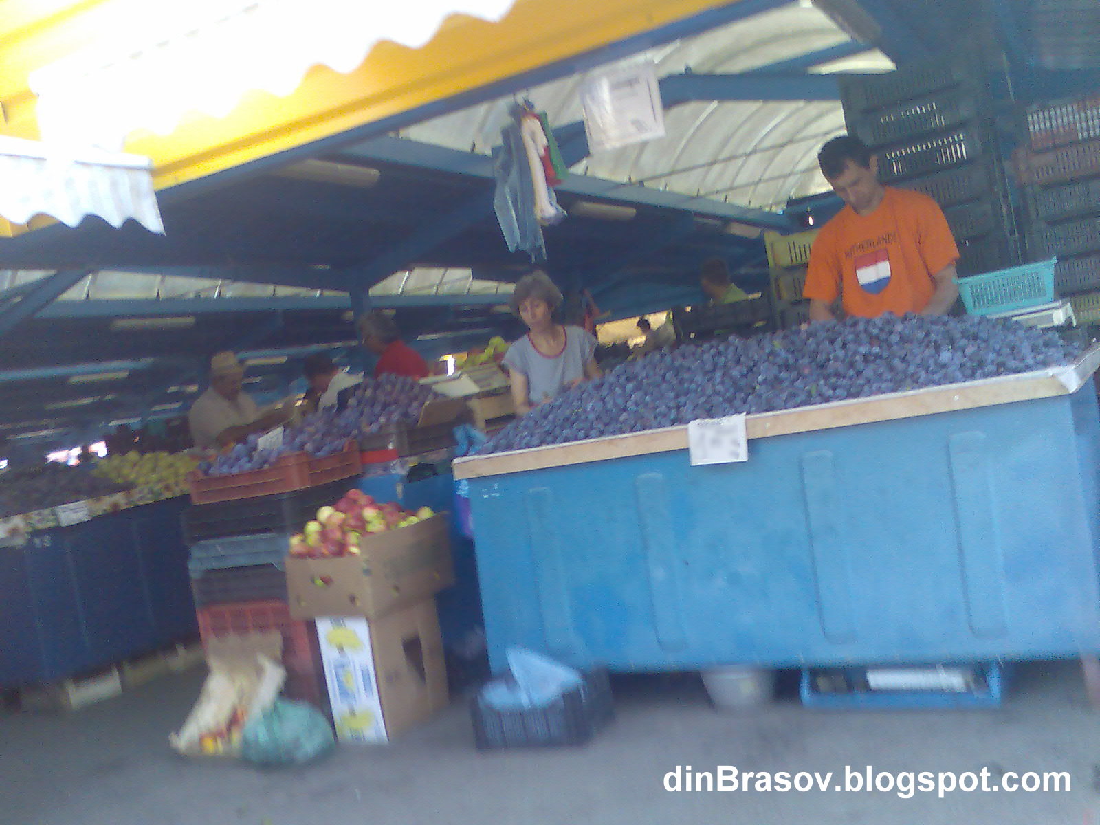 din Brasov: Tarabe pline cu fructe si legume scumpe in pietele brasovene