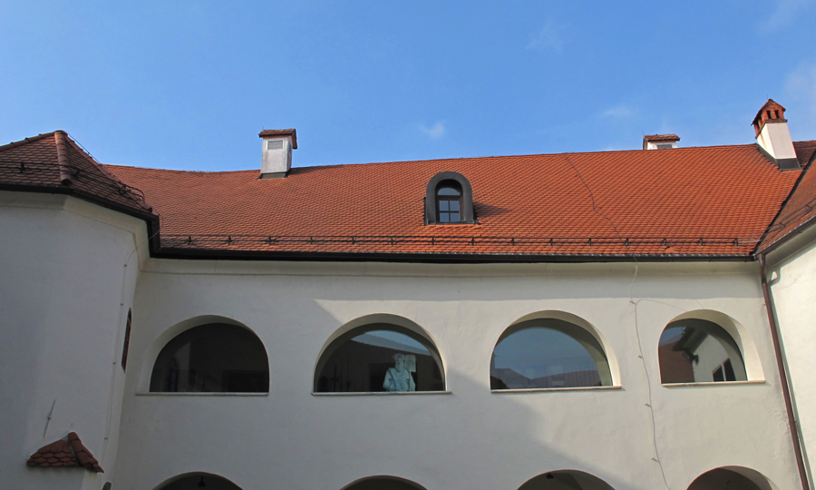 Simboli polpretekle zgodovine: METLIKA – Grad – belokranjski muzej