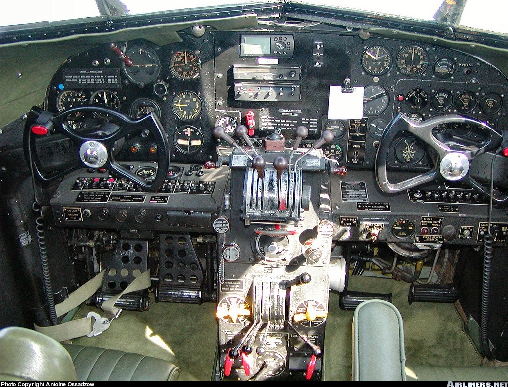 AIRPLANE SCALE MODELKIT: LOCKHEED ELECKTRA L-12 Junior (C-40)