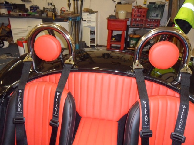 Rob's Gardner Douglas Cobra : Roll bars and interior