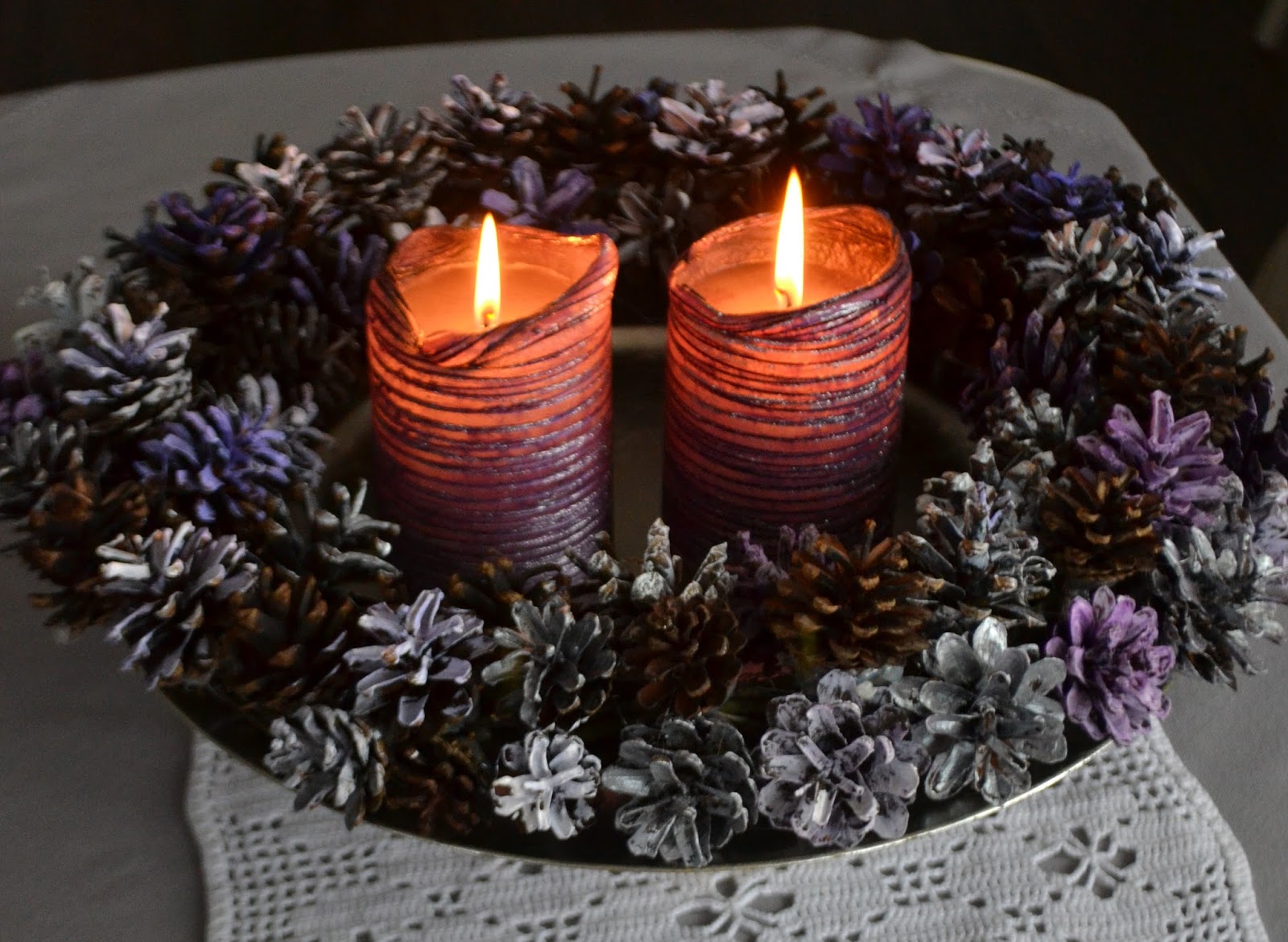 Den kreative kroken: Krans av kongler og tre av kastanjenøtter.