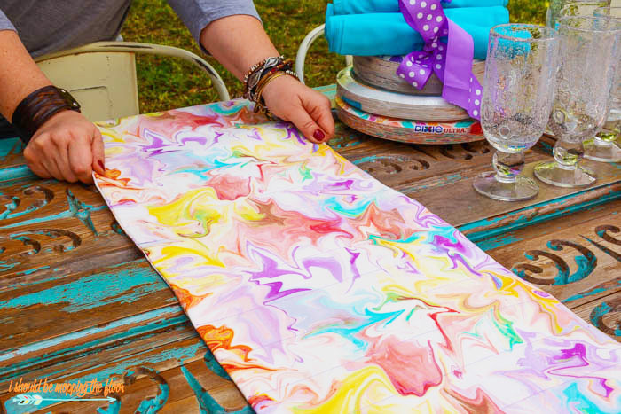 How to Make a Short Table Runner | i should be mopping the floor