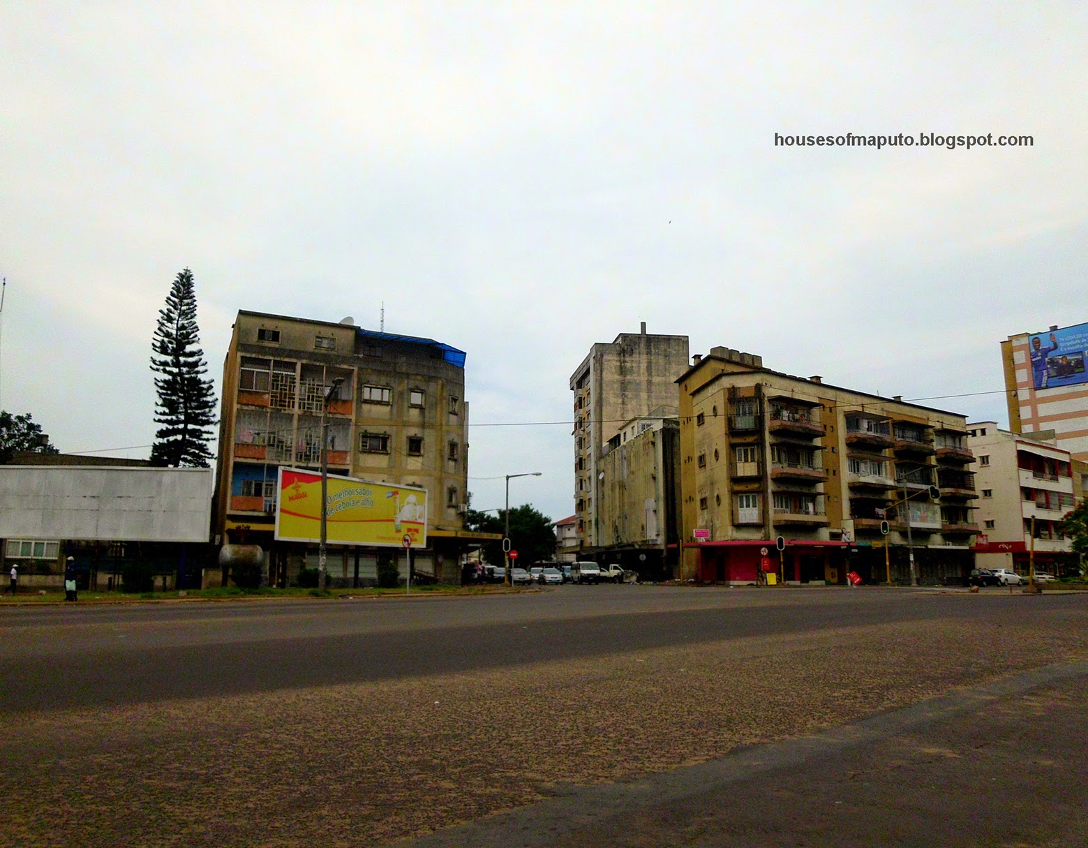 Prédios dos anos 50 - esquina no Alto Maé