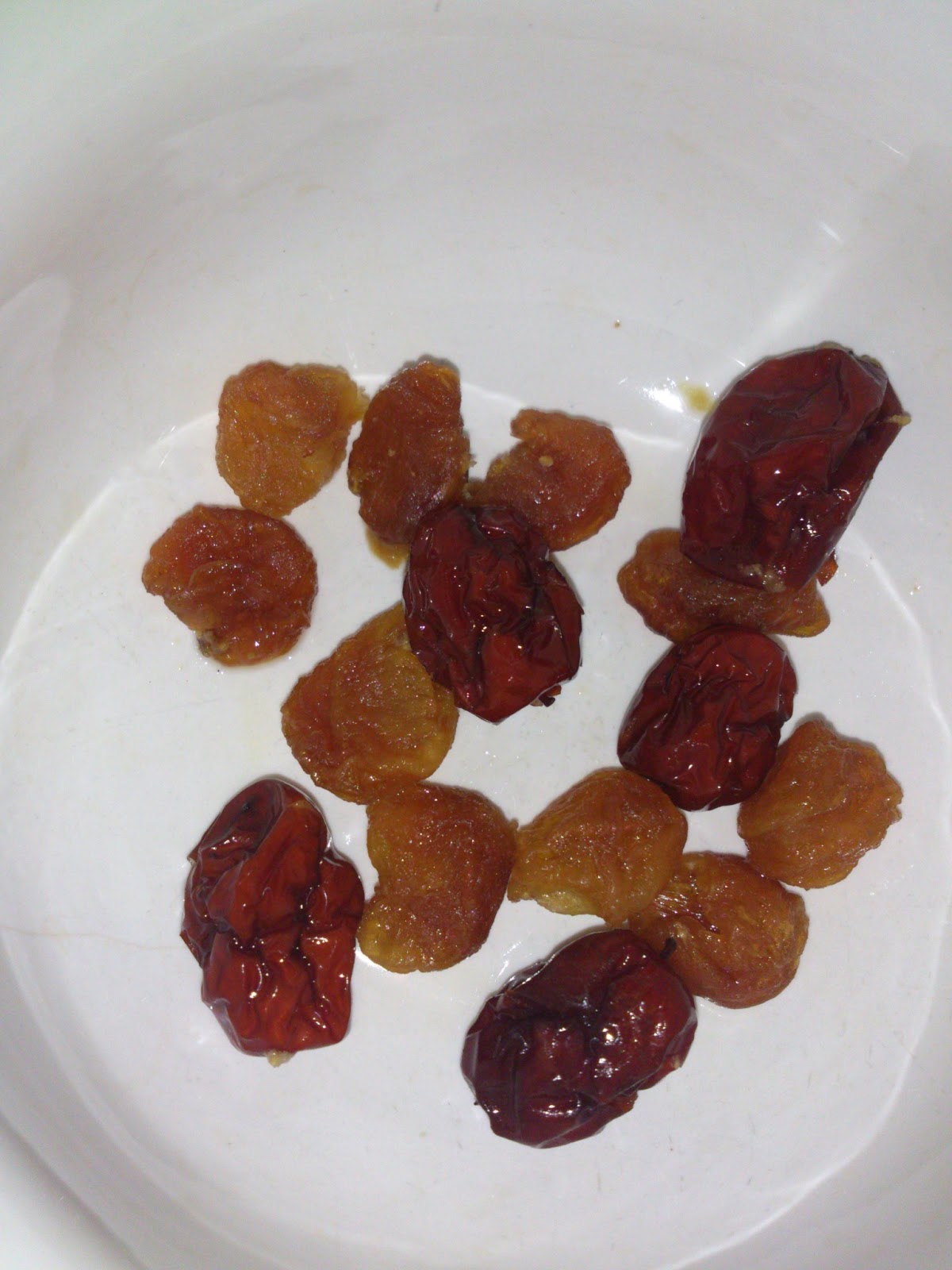 Dunia Al-Qa'id: Longan Kering dan Kurma Merah