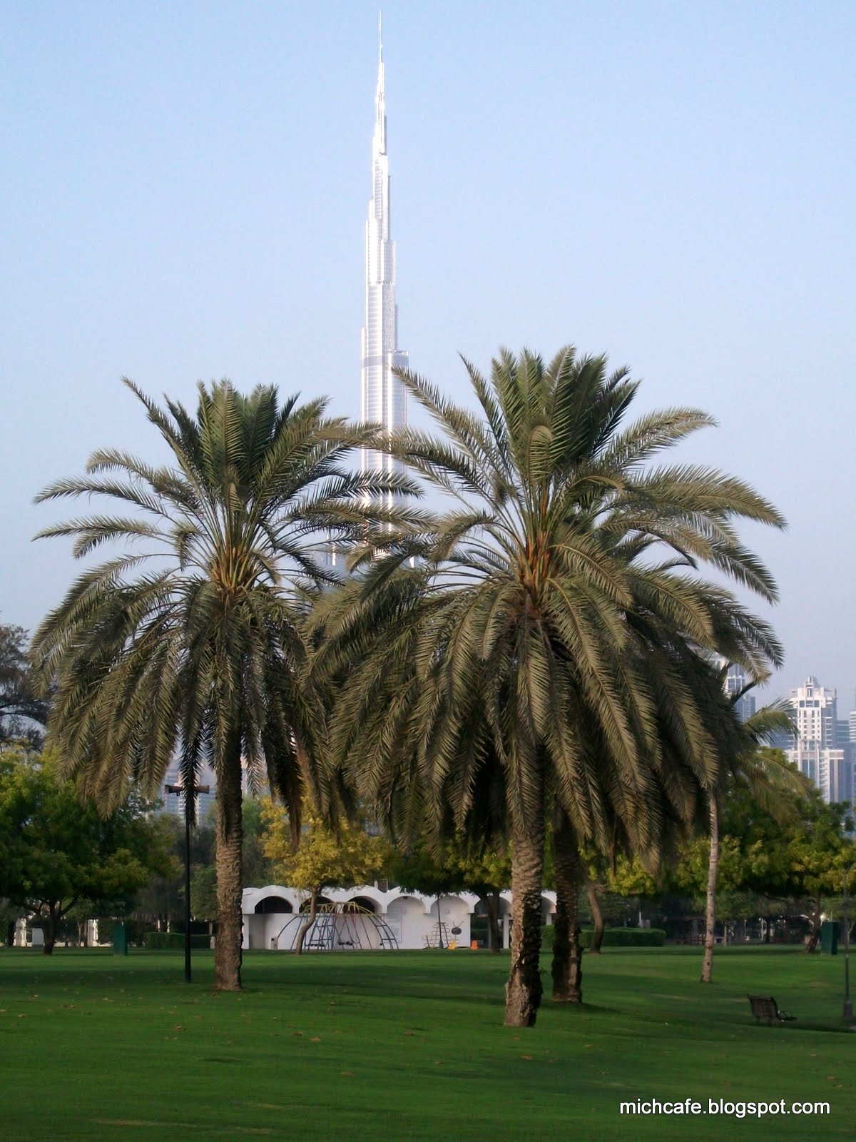 Mich Café: Dubai in flames