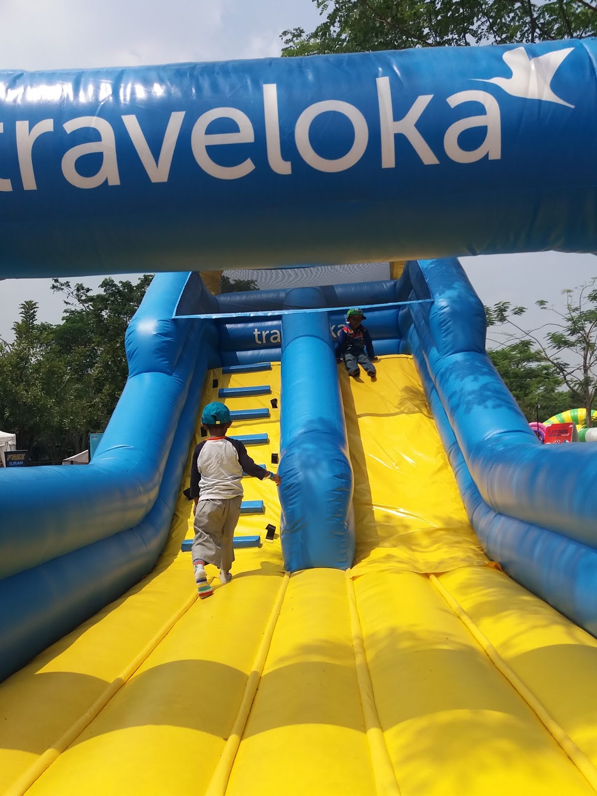 Bermain dan Melompat Bersama 8 Balon Raksasa Di Funtopia - Curhat Larasati