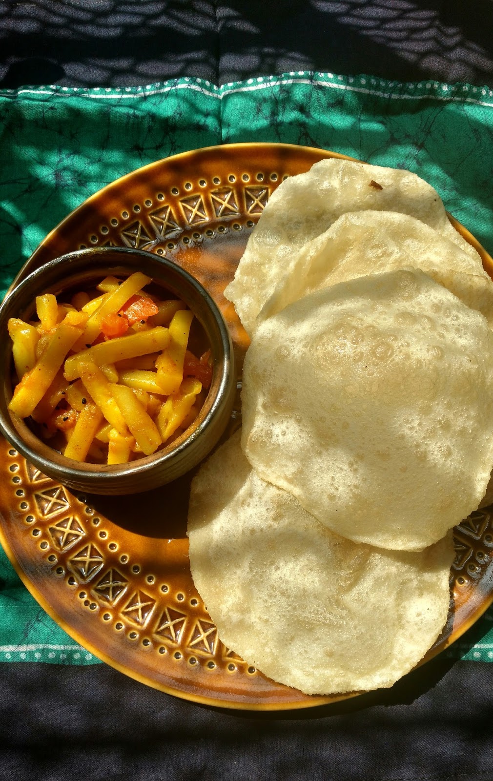 euphoRHEA: Lomba Kaata Alu'r Torkari ar Luchi - Bengali Style Long Cut ...