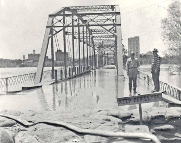 PawPaw's House: Red River Flooding