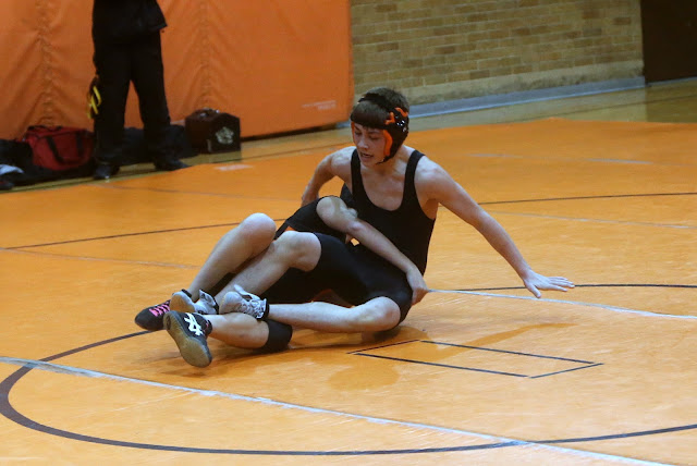 Men Wrestling Women: Female wrestler pins male opponent
