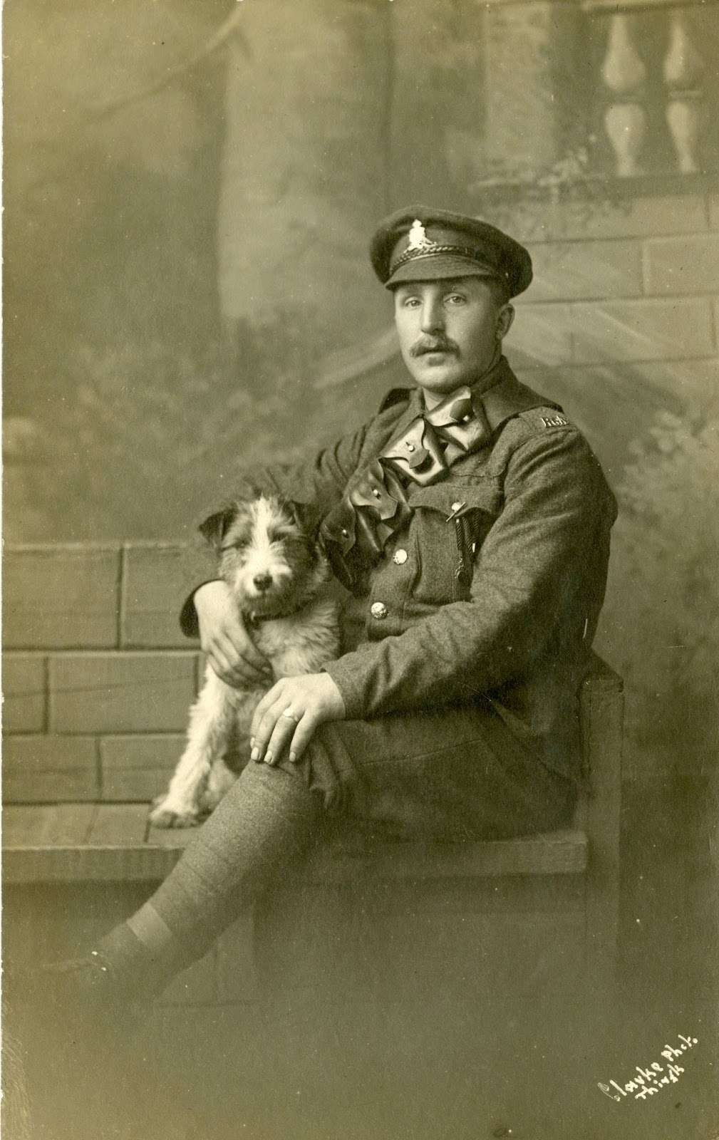 14 Heartwarming Vintage Photographs of Soldiers Posing With Their Dogs ...
