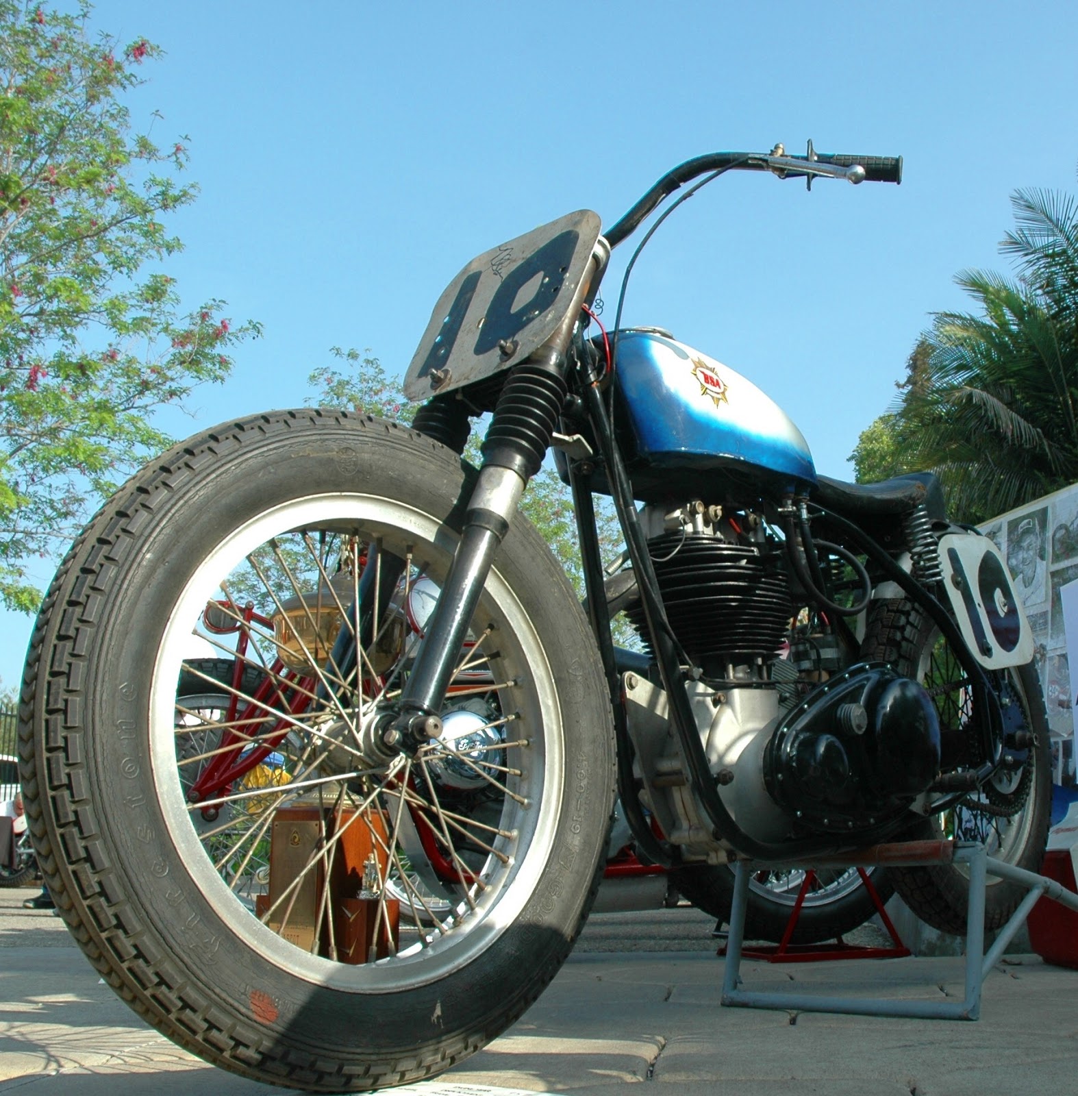 POPPA WHEELIE: Neil Keen BSA Gold Star 1961