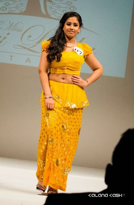 Sri lankan women in traditional dress redda hatte