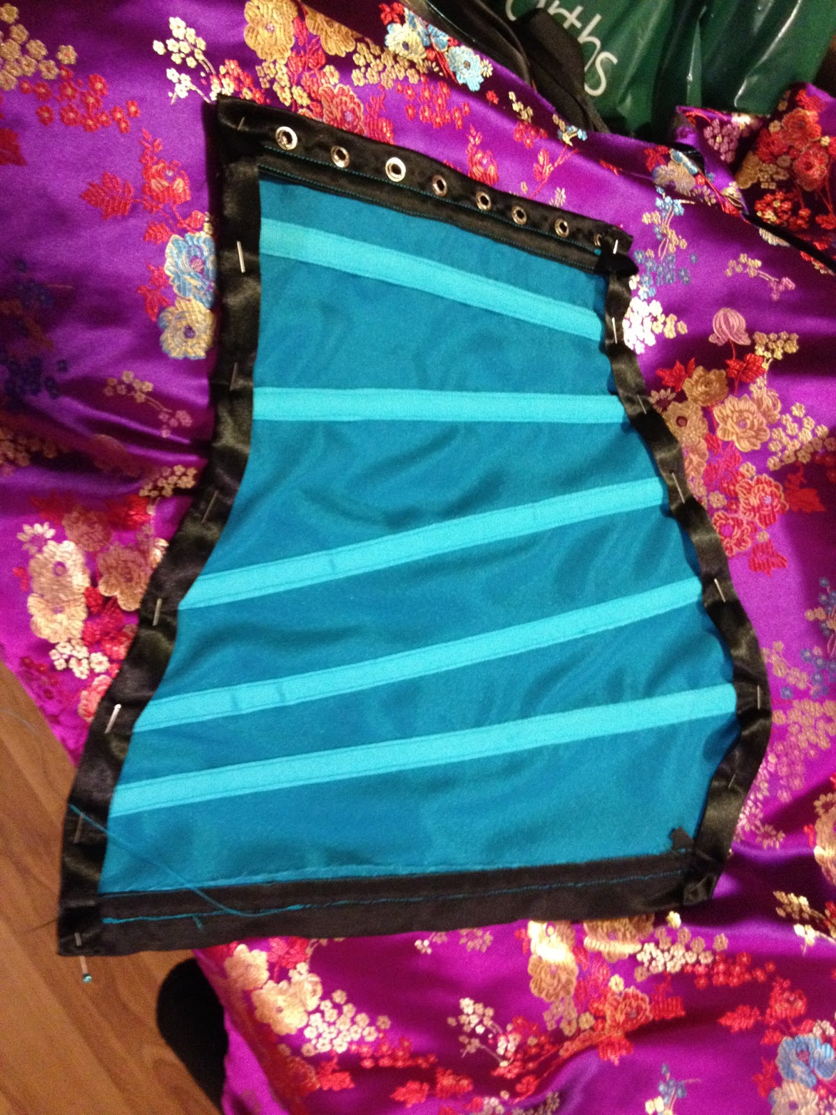 pearls. lace. & barb wire.: DIY Home-made corset/bustier
