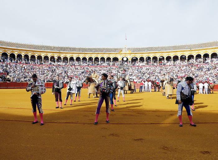DETOROS Y MAS: Histórico paseíllo de un peruano en Resurreción sevillana